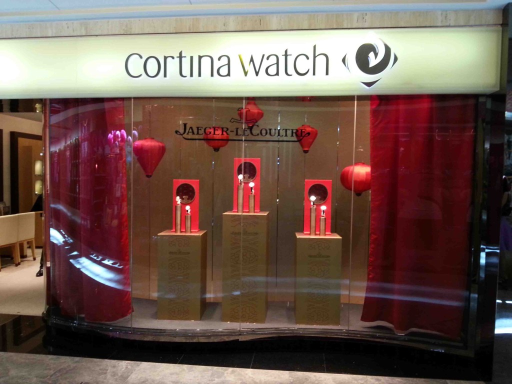 Travel Window Display Ideas